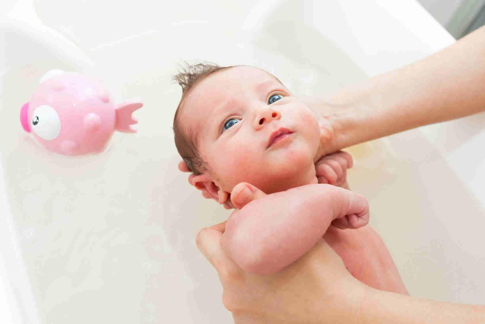 Newborn Bathing 101: Have a Safe and Comfy Bath – Formuland